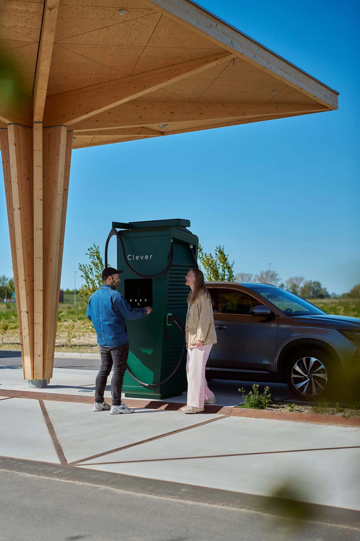 Opladning af elbil på abonnement - ude og hjemme | Clever